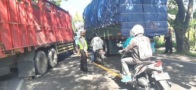 Tak Kuat Nanjak, Truk Mundur Lindas Motor Hingga Ringsek - Media Pelangi
