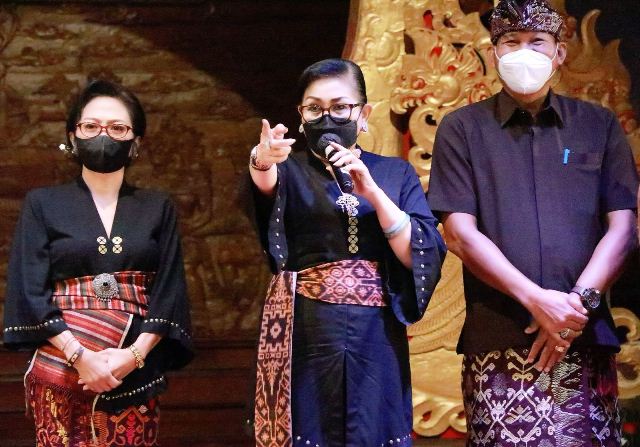 Ny. Putri Koster Tutup Pameran IKM Bali Bangkit Tahap 3 Tahun 2022 - Media Pelangi
