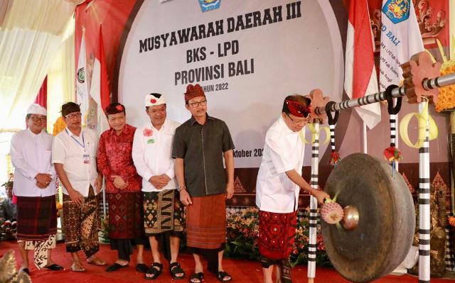 Gubernur Koster Ajak BKS LPD Perkuat Fungsi Keuangan di Desa Adat Berbasis Kearifan Lokal ...