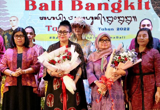 Ny. Putri Koster Tutup Pameran IKM Bali Bangkit Tahap 8 Tahun 2022 - Media Pelangi