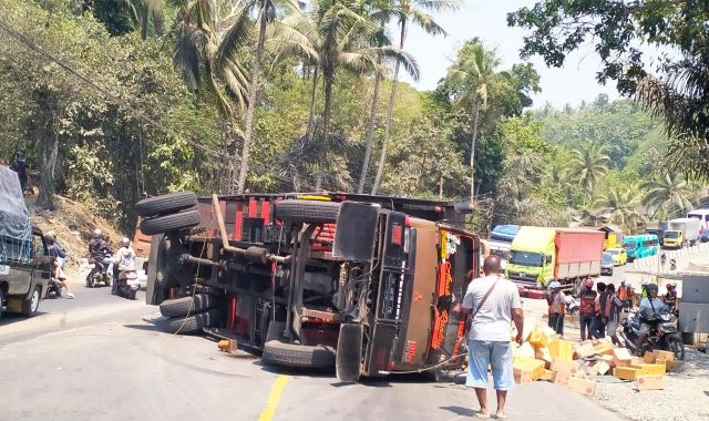 Kecelakaan di Tanjakan Samsam, Truk Fuso Terguling - Media Pelangi